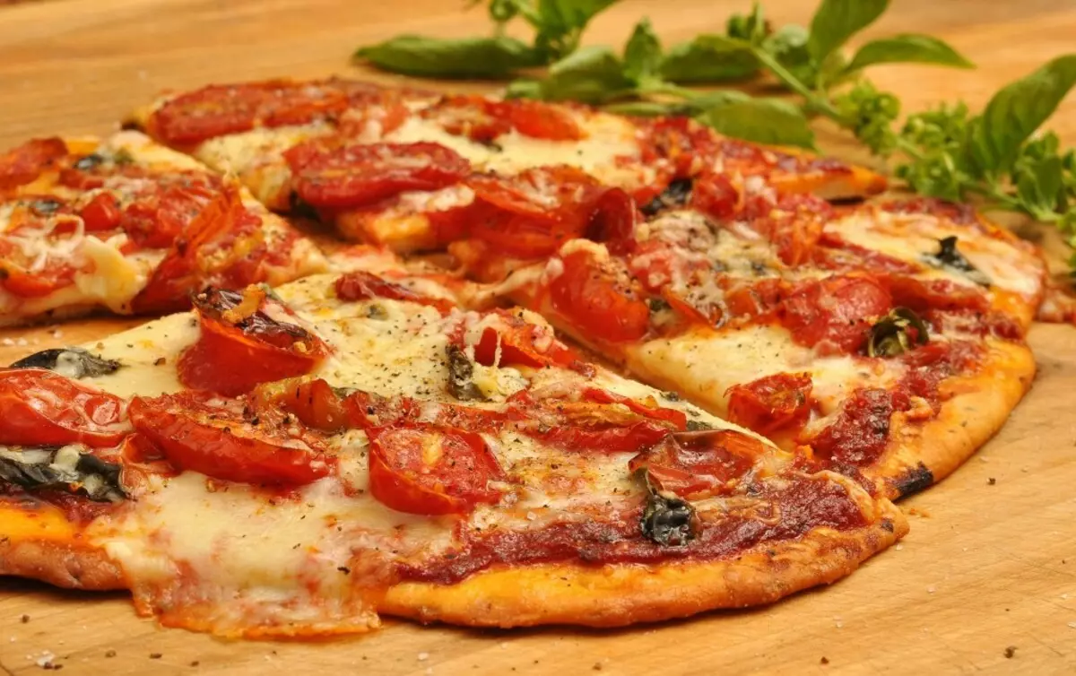 Pizza_With_Tomatoes.