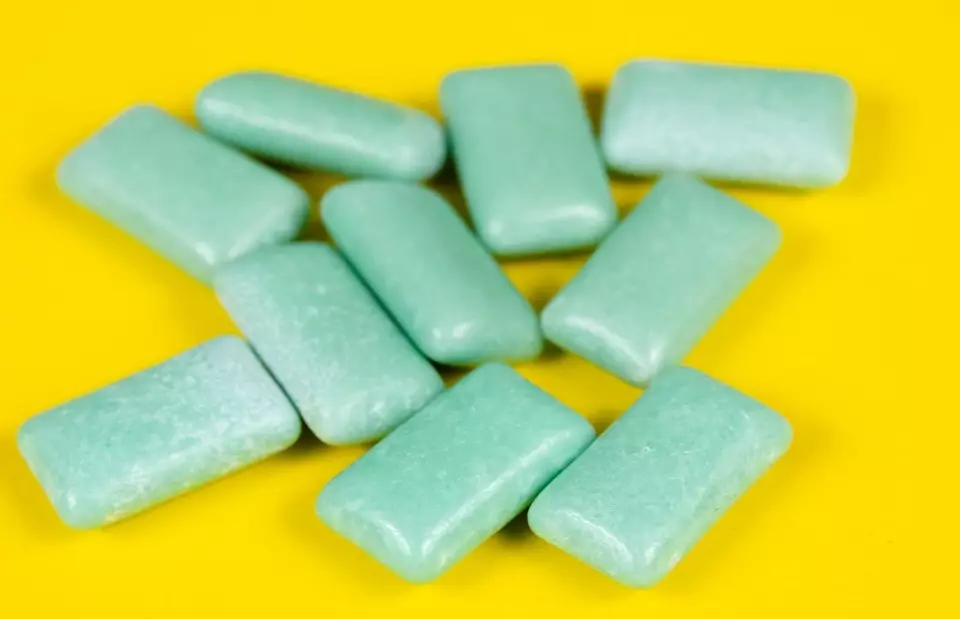 14 working ways to remove the gum from clothes