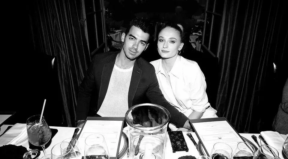 Sophie Turner en Joe Jonas toonde zeldzame foto's met een geheime bruiloft