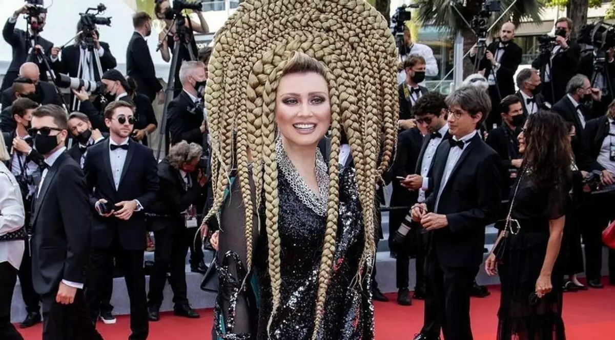 Lena Lenin built a kokoshnik from his hair to the Cannes Film Festival