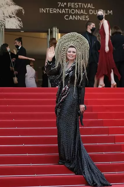 Lena Lenin built a kokoshnik from his hair to the Cannes Film Festival