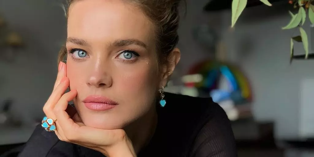 "Dankon pro ĉio!": Natalia Vodyanova agnoskis, ke preskaŭ ĉio en la vivo estas devigita al sia fratino kun la ecoj de evoluo