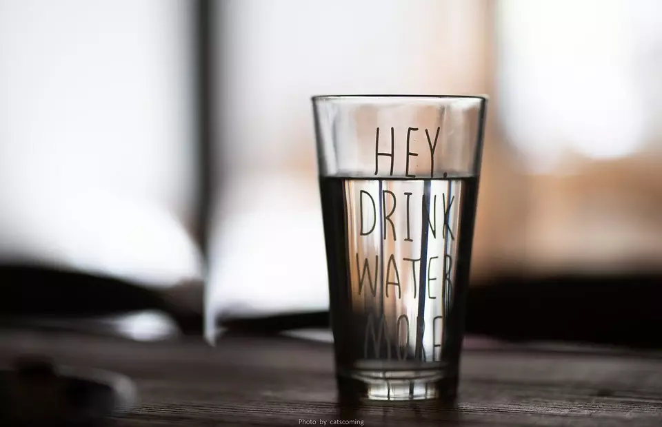 Est-il possible de boire de l'eau pour manger moins