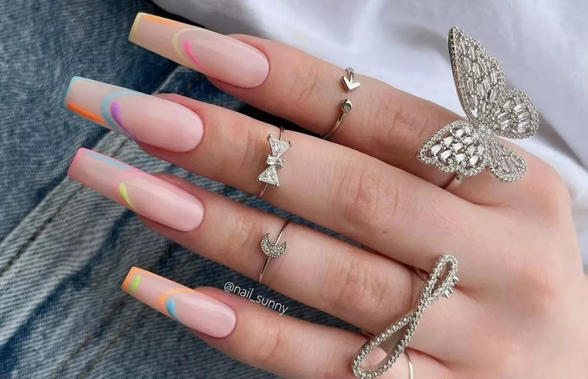 Strass, puits, chat oeil: quels ongles sortent de la mode en 2021