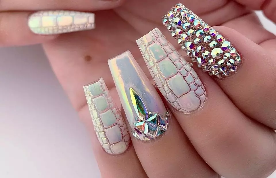 Strass, puits, chat oeil: quels ongles sortent de la mode en 2021