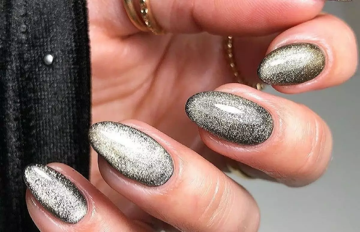 Strass, puits, chat oeil: quels ongles sortent de la mode en 2021