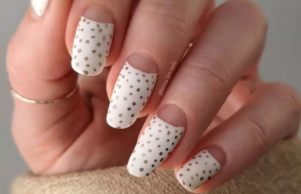 Strass, puits, chat oeil: quels ongles sortent de la mode en 2021