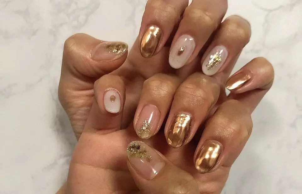 Strass, puits, chat oeil: quels ongles sortent de la mode en 2021