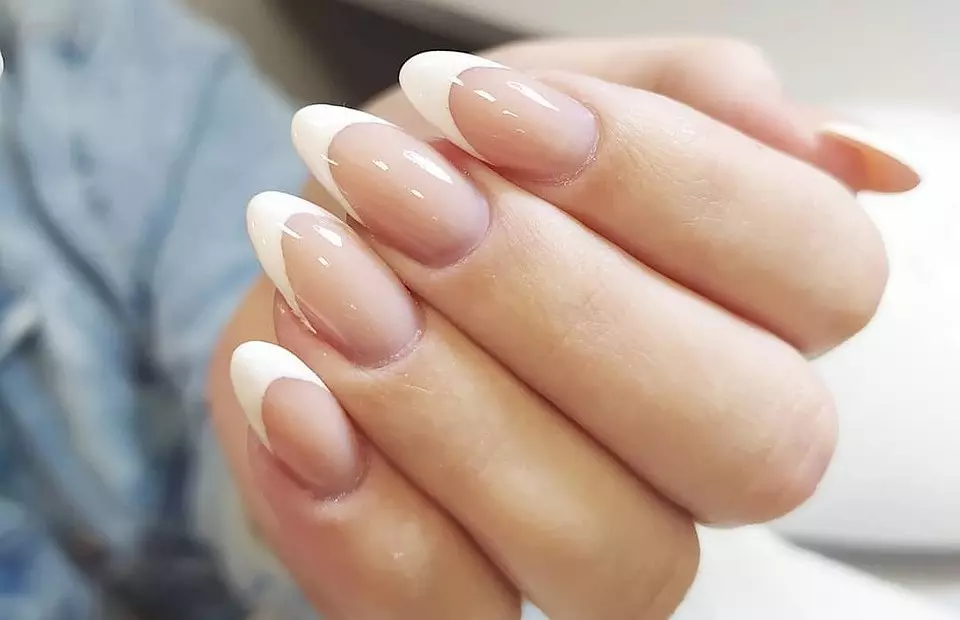 Strass, puits, chat oeil: quels ongles sortent de la mode en 2021