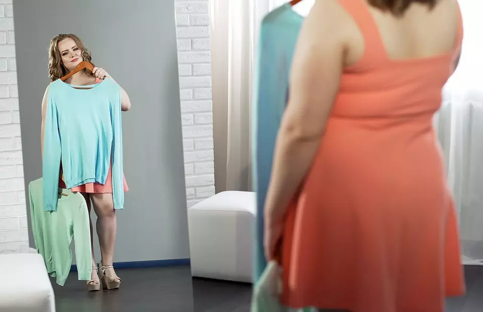 5 Gabimet e vajzave plus-size kur zgjedhni rroba që ndërhyjnë me duken bukur