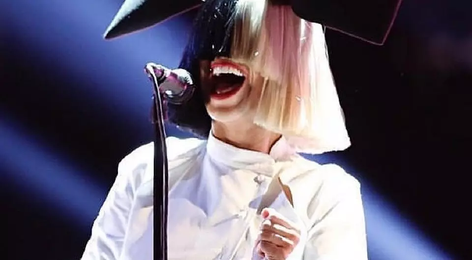 Singer SIA te adopte de mesye 18-ane-fin vye granmoun