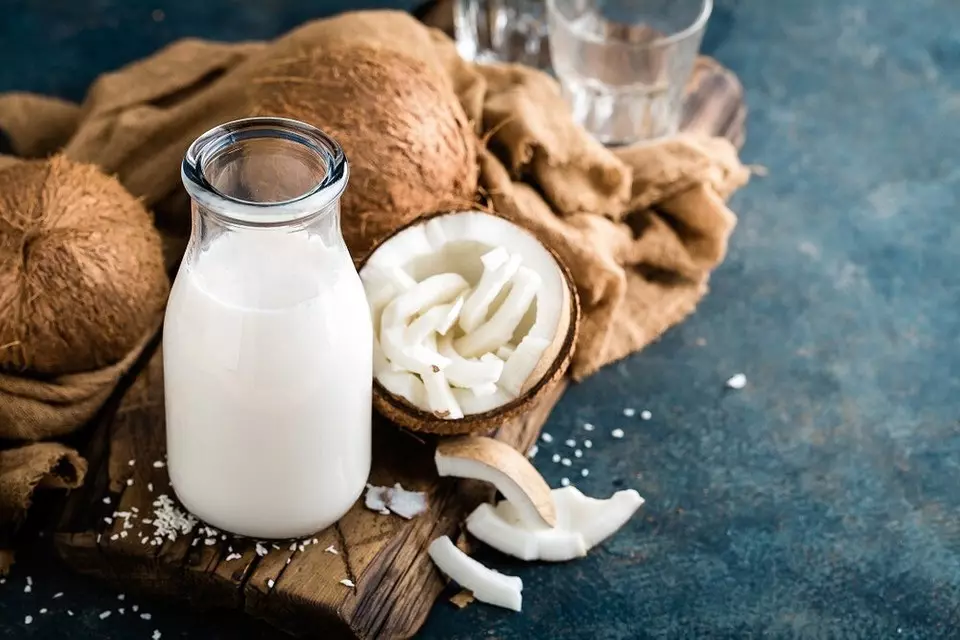 Energie sonder vet en glukose sonder suiker: die voordele en skade van klappermelk vir die liggaam 4037_3