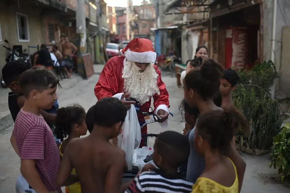 Deuses de felicidade, barrís con alcatrán e desfile de osos: como celebrar o ano novo en diferentes países