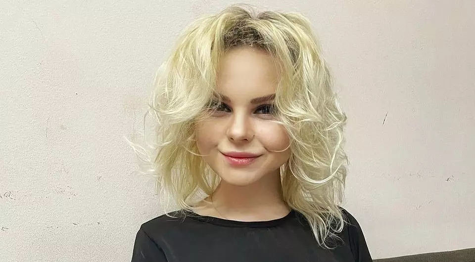 Ex-Soloist "Leningrad" Alice Voks sostiene a Sergey Shnurov in tribunale a causa dei colpi di gruppo