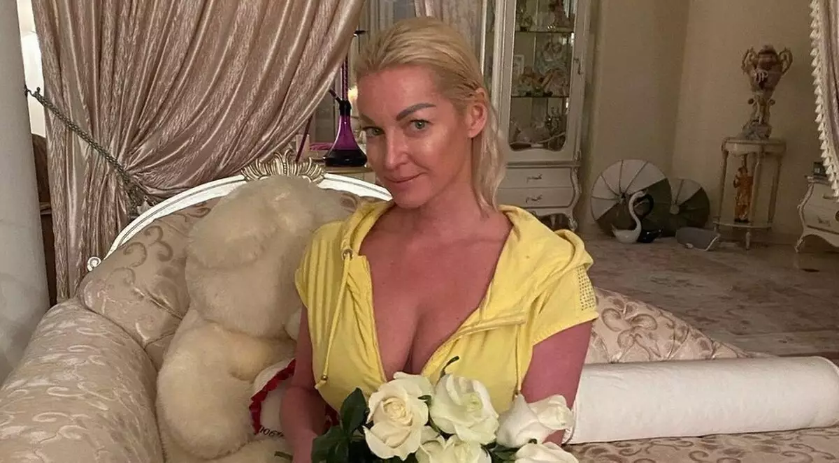 "Ek weet nie waar my dogter woon nie": Anastasia Volochkova het gepraat oor die konflik met 'n voormalige man