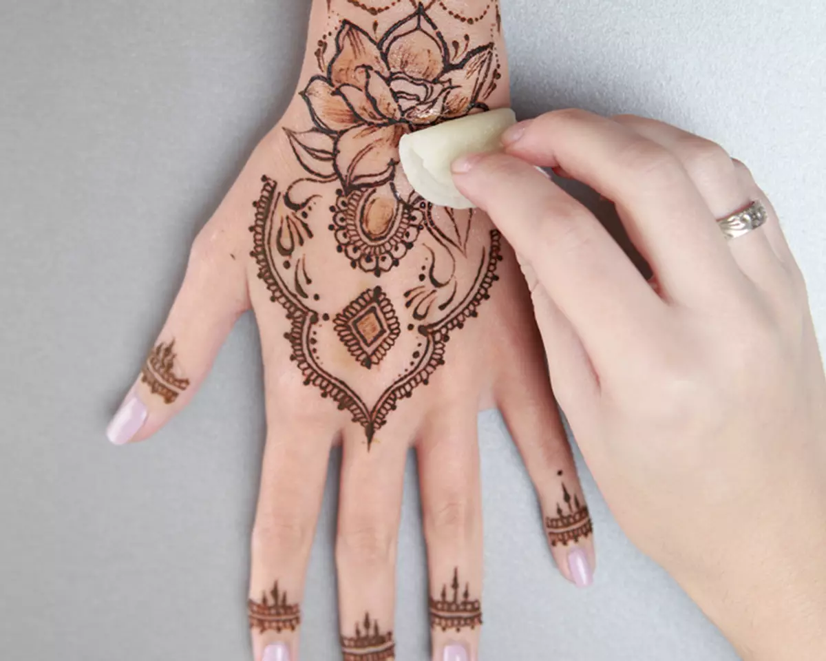 Henna or Mehendi drawings: how to draw a pattern for good luck