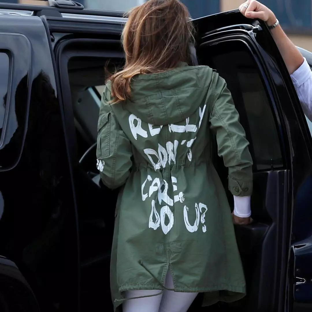 Melania Trump puxo unha chaqueta coa inscrición 