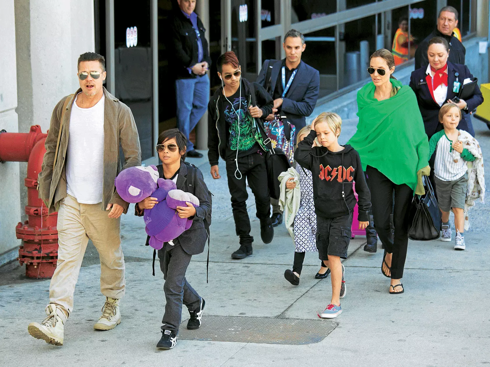 Jolie and Pitt travel in light with six children: Maddox Schivan (14 years old), Zakhar Malley (11), Pax (12), Shailo Nouvel (9), Knox Leon and Vivien Marshalin (7)